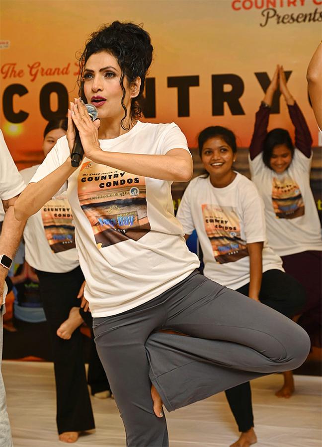 యోగా వేడుకల్లో సందడి చేసిన ఇంటర్నేషనల్‌ యోగా ట్రైనర్‌ సిమ్రాన్‌ | International yoga trainer ...